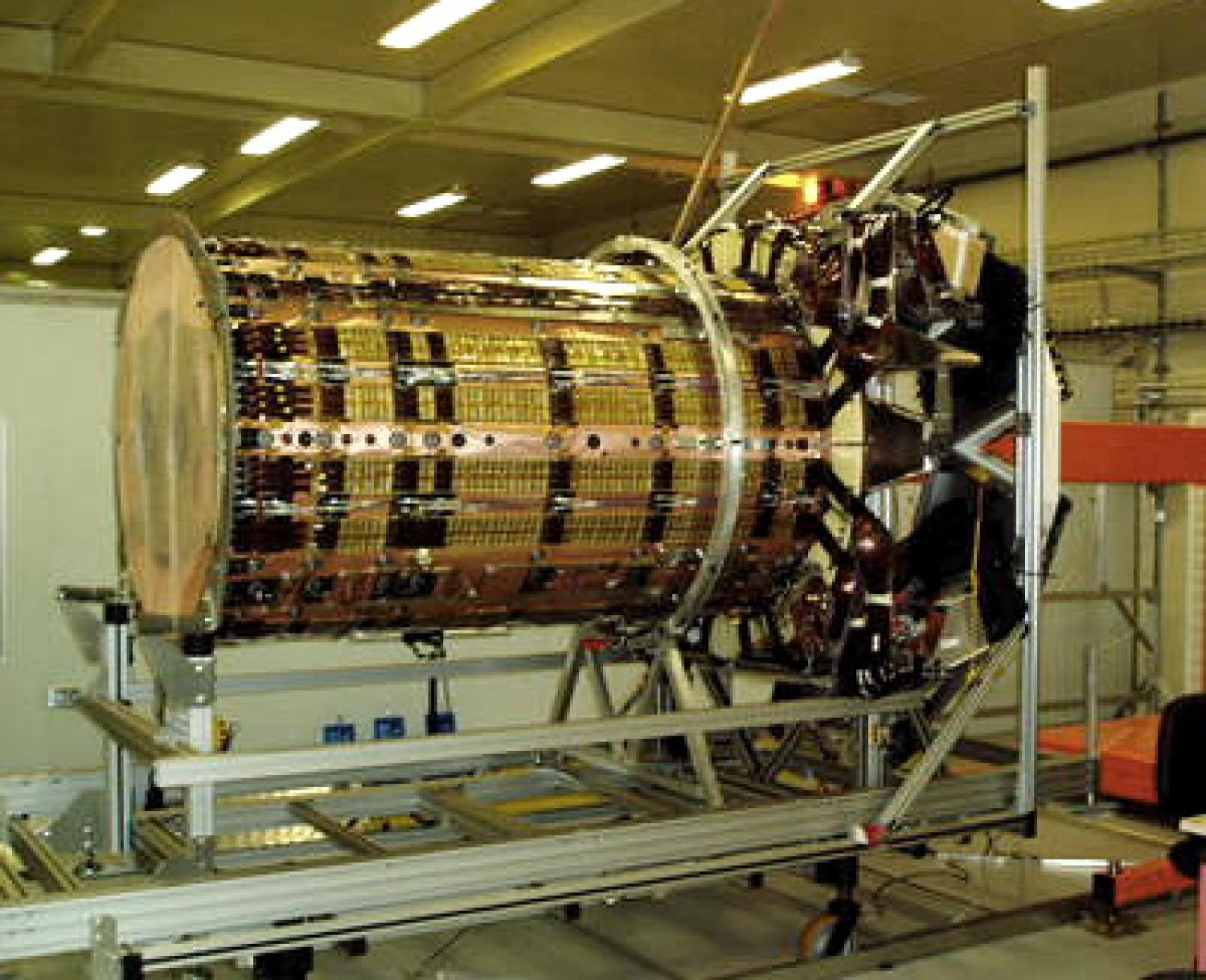 Final components of the semi-conductor tracker (SCT) arrrive at CERN ...
